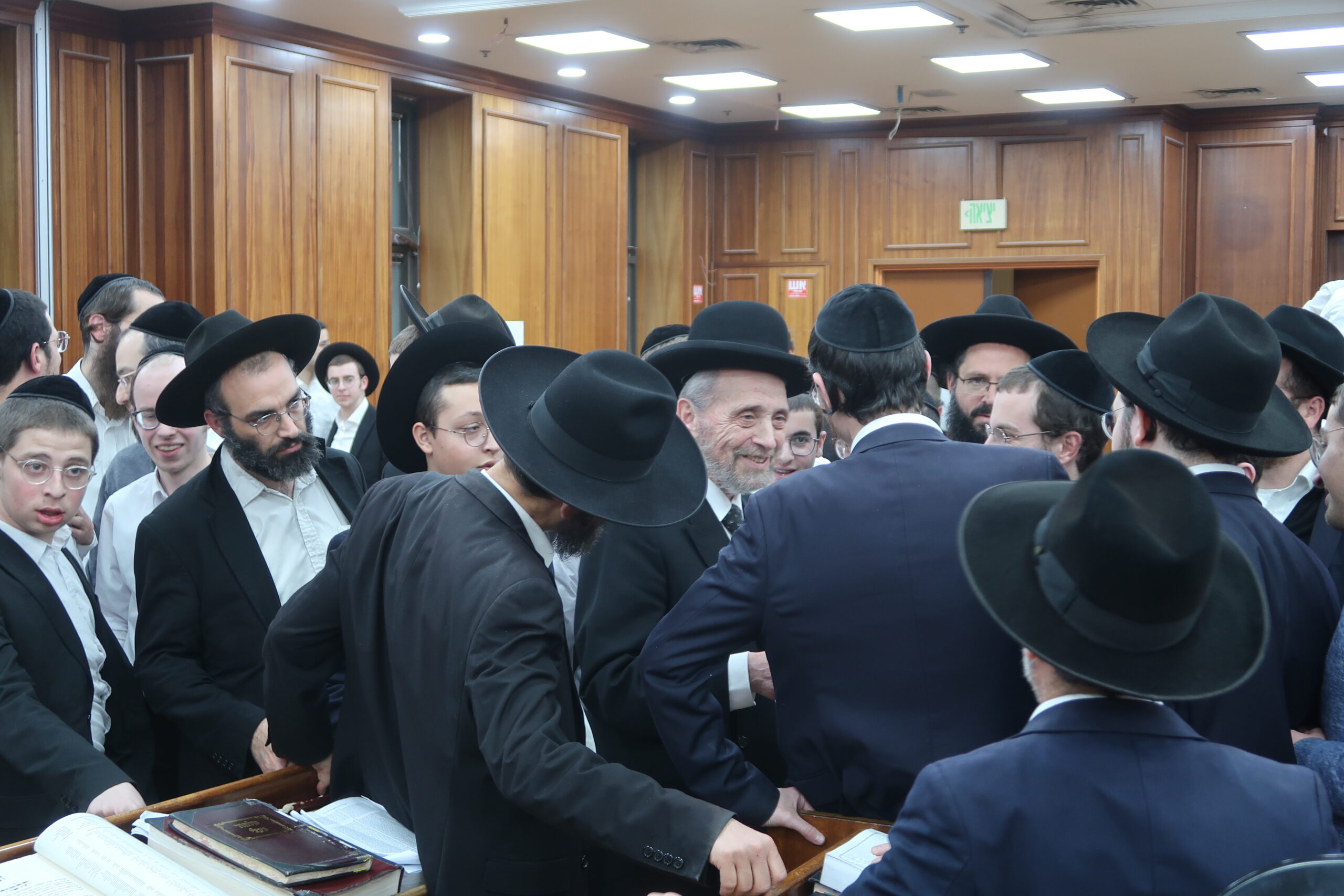 Rav Gavriel Knopfler ראש ישיבת שערי תורה Manchester speaking in the ...